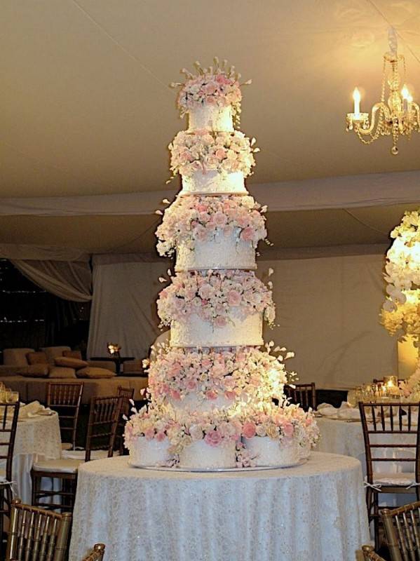 5 Huge, Beautiful Wedding Cakes – Inspired Bride