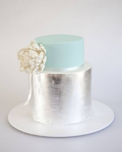 5 Gorgeous Silver Wedding Cakes Perfect for Spring - Inspired Bride
