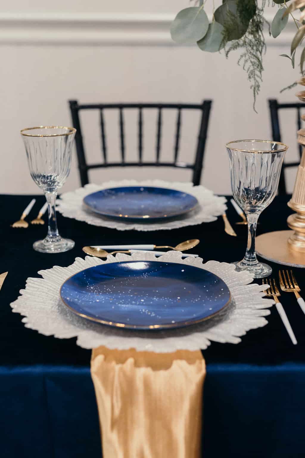 Color Palette: Navy and Gold For Timelessness and Opulence - Inspired Bride